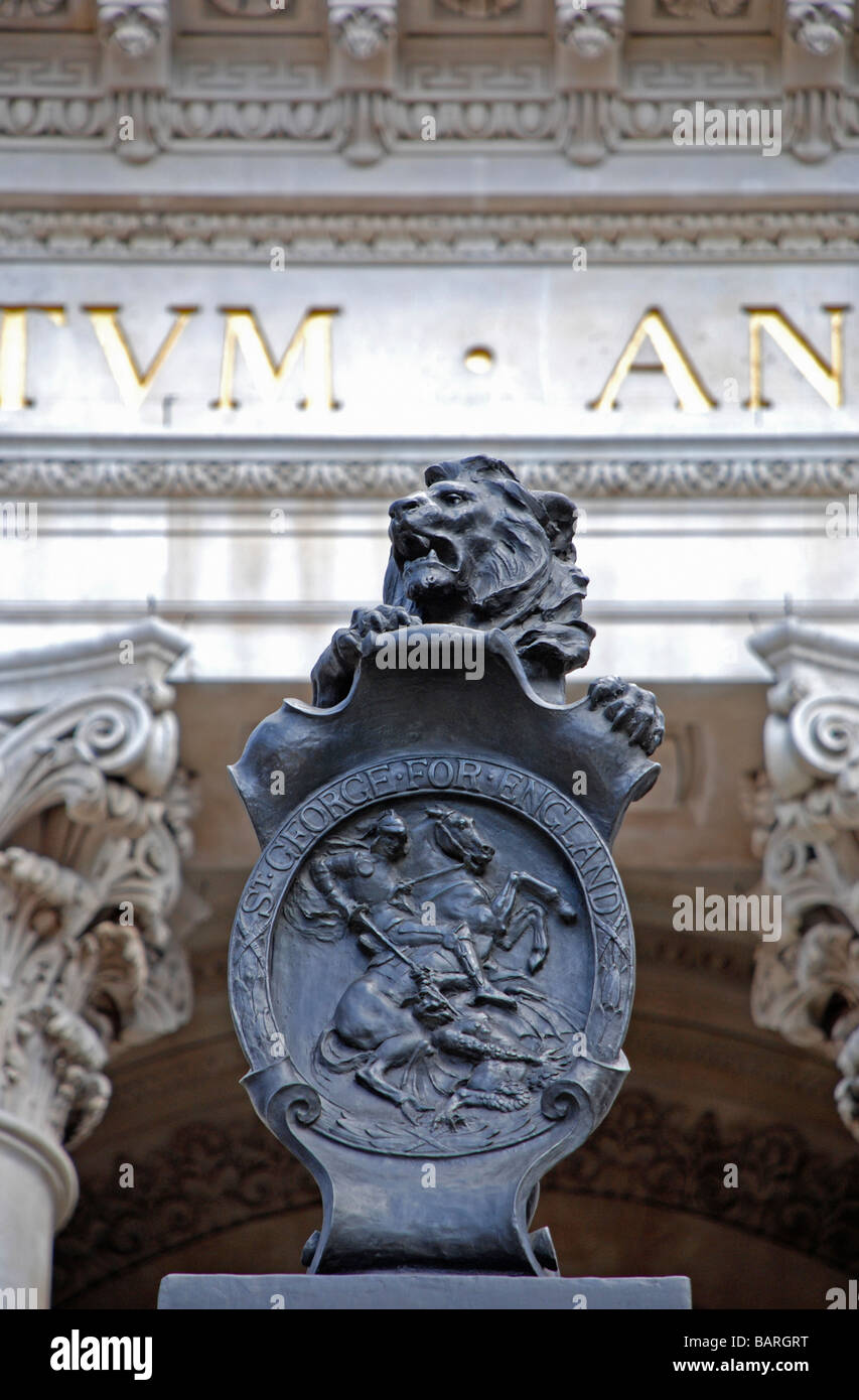 Lion and St George emblem in front of the Bank of England Stock Photo ...