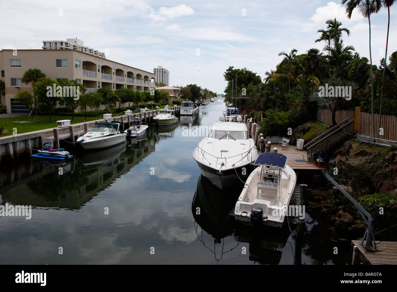 Docks and canal boats hi-res stock photography and images - Alamy