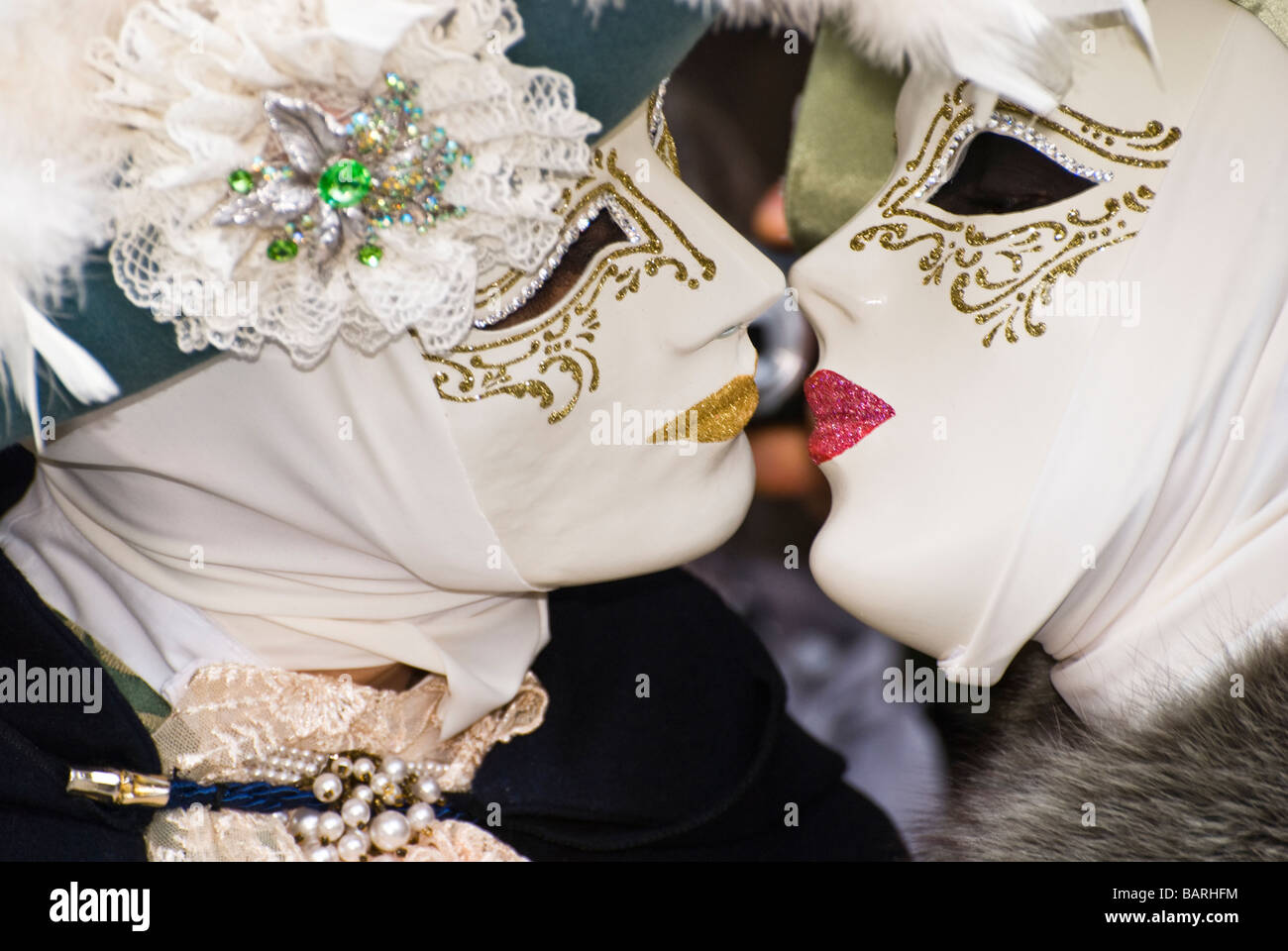 Kissing couple mask hi-res stock photography and images - Alamy