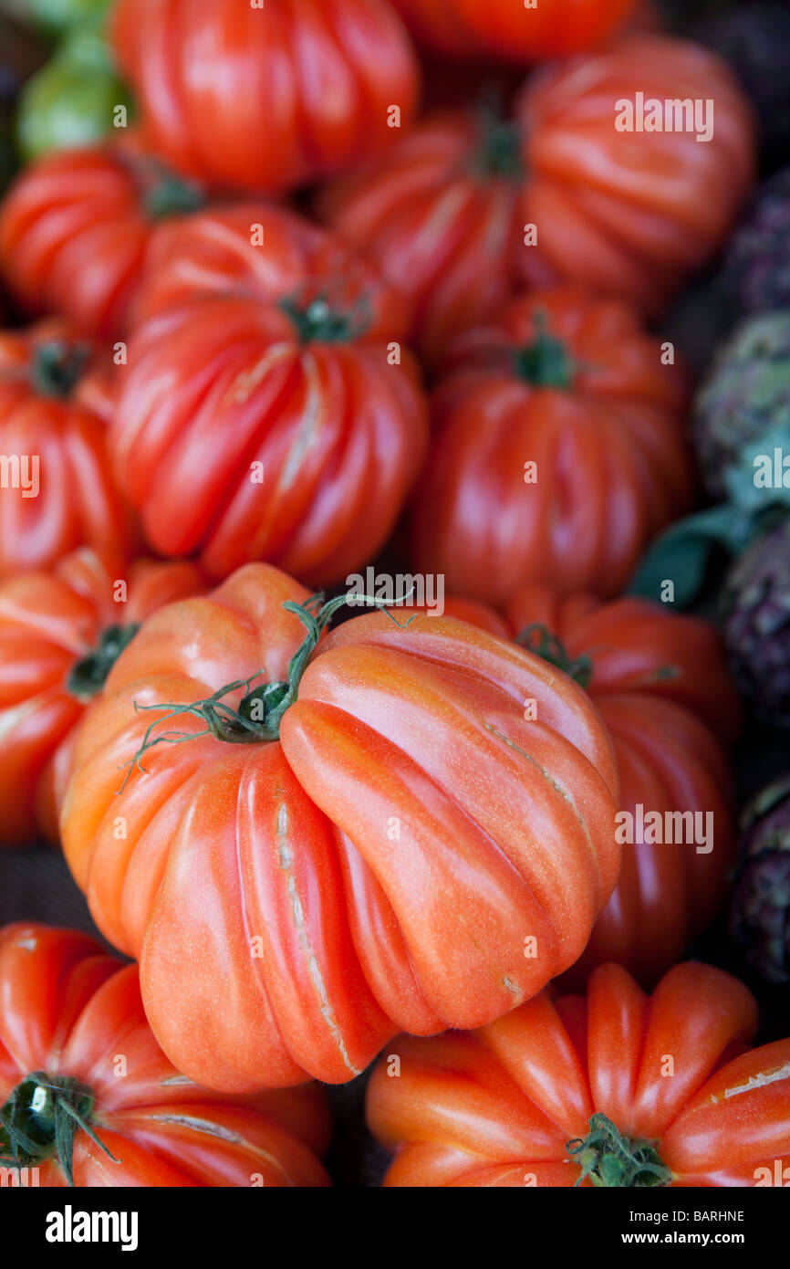 Ox heart tomatoes in a farmer's market stall Stock Photo - Alamy