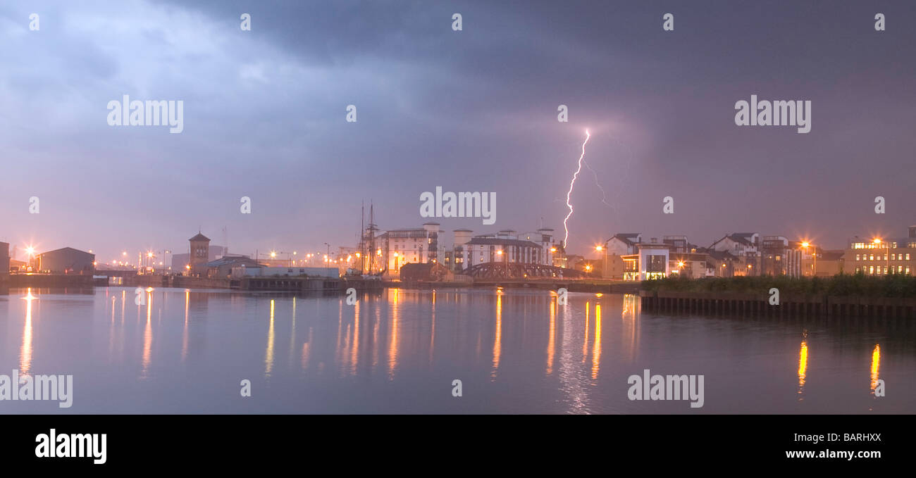 Lightning strike building hi-res stock photography and images - Alamy