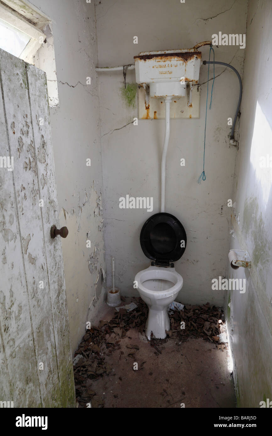 Old outside toilet hi-res stock photography and images - Alamy