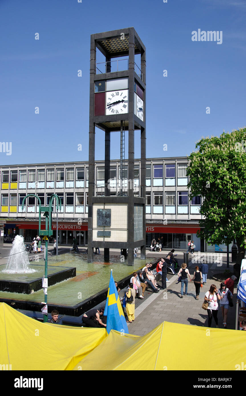 Clock Tower and outdoor market, Town Square, Stevenage, Hertfordshire ...
