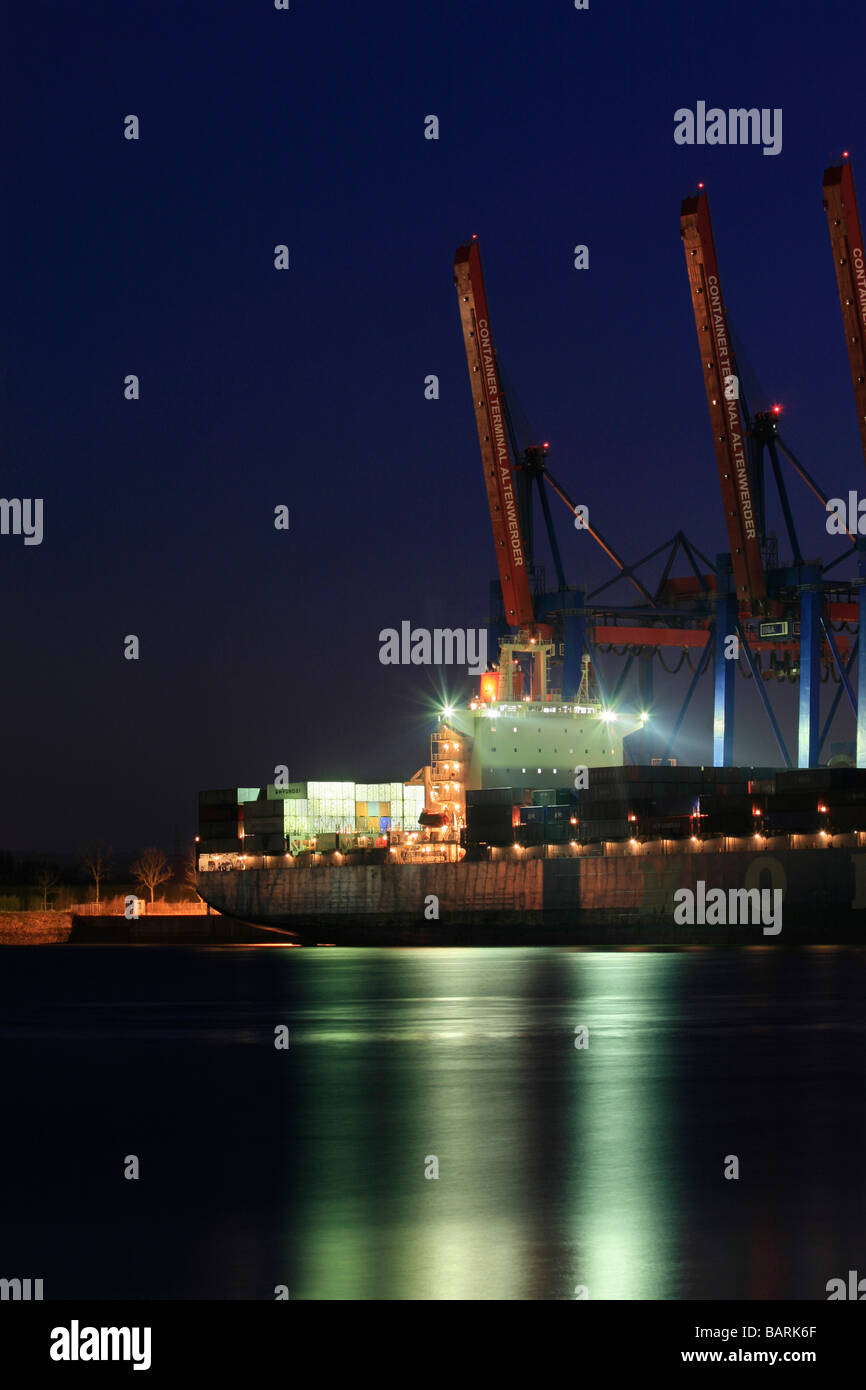 Container ship loading night hi-res stock photography and images - Alamy