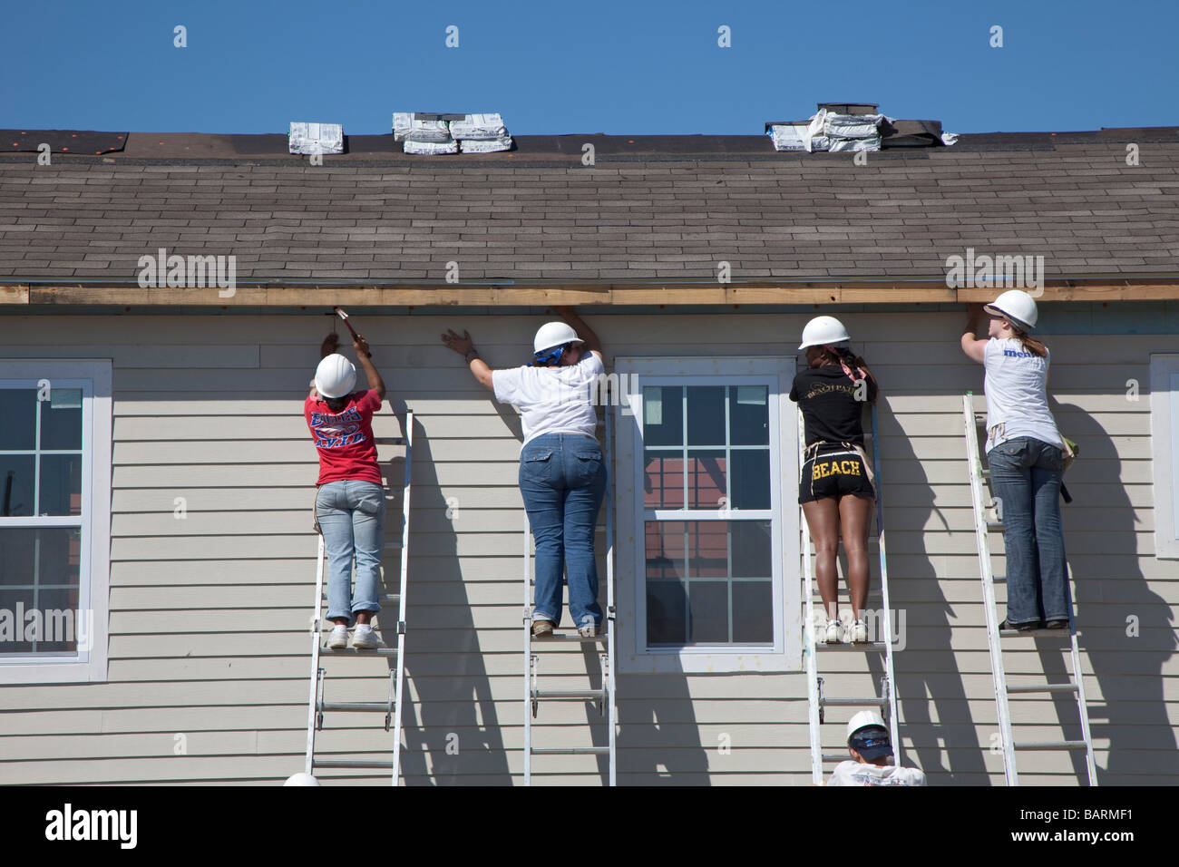 Teen volunteers help build house hi-res stock photography and images ...