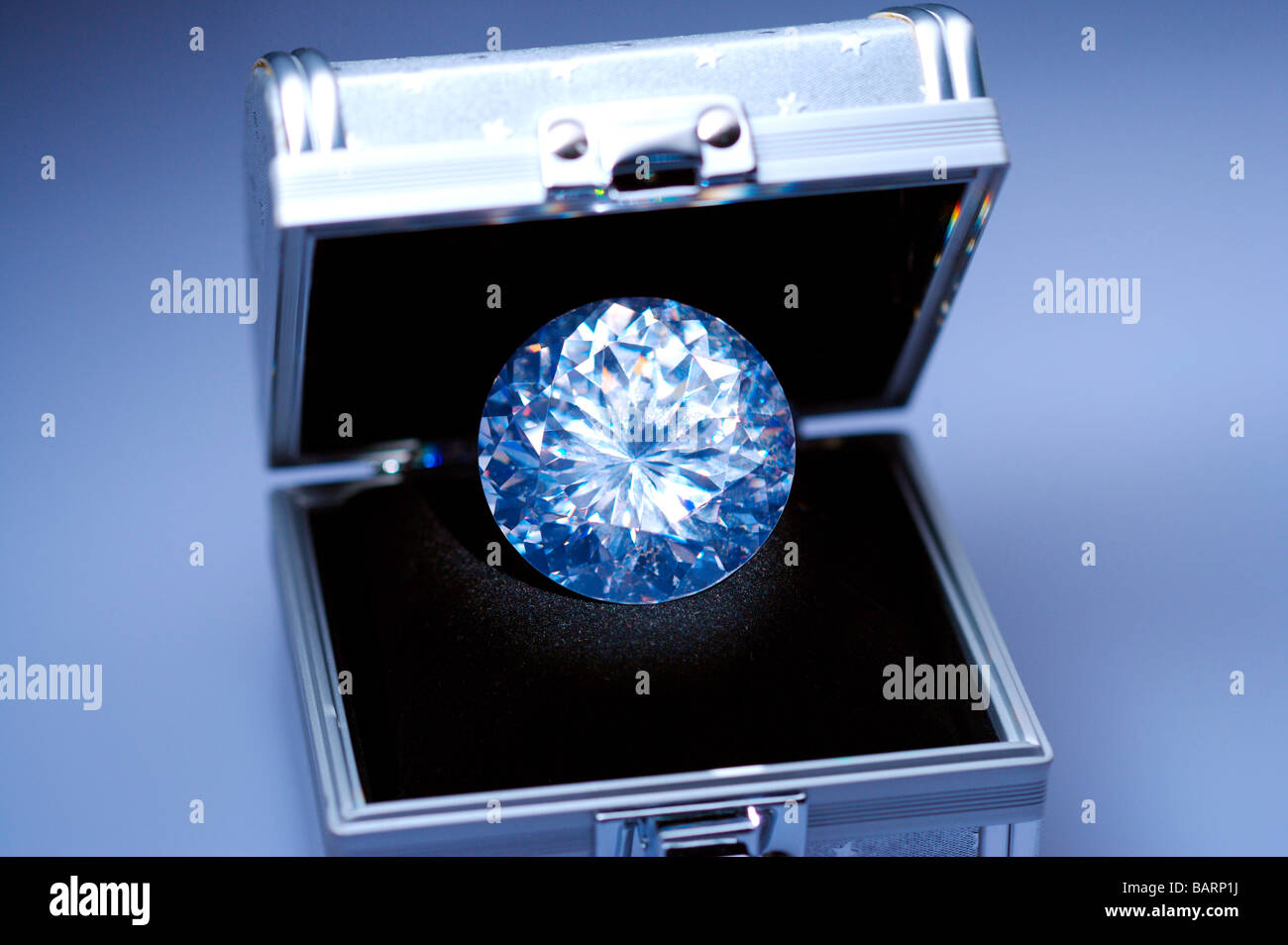Diamond in jewelry box Stock Photo - Alamy
