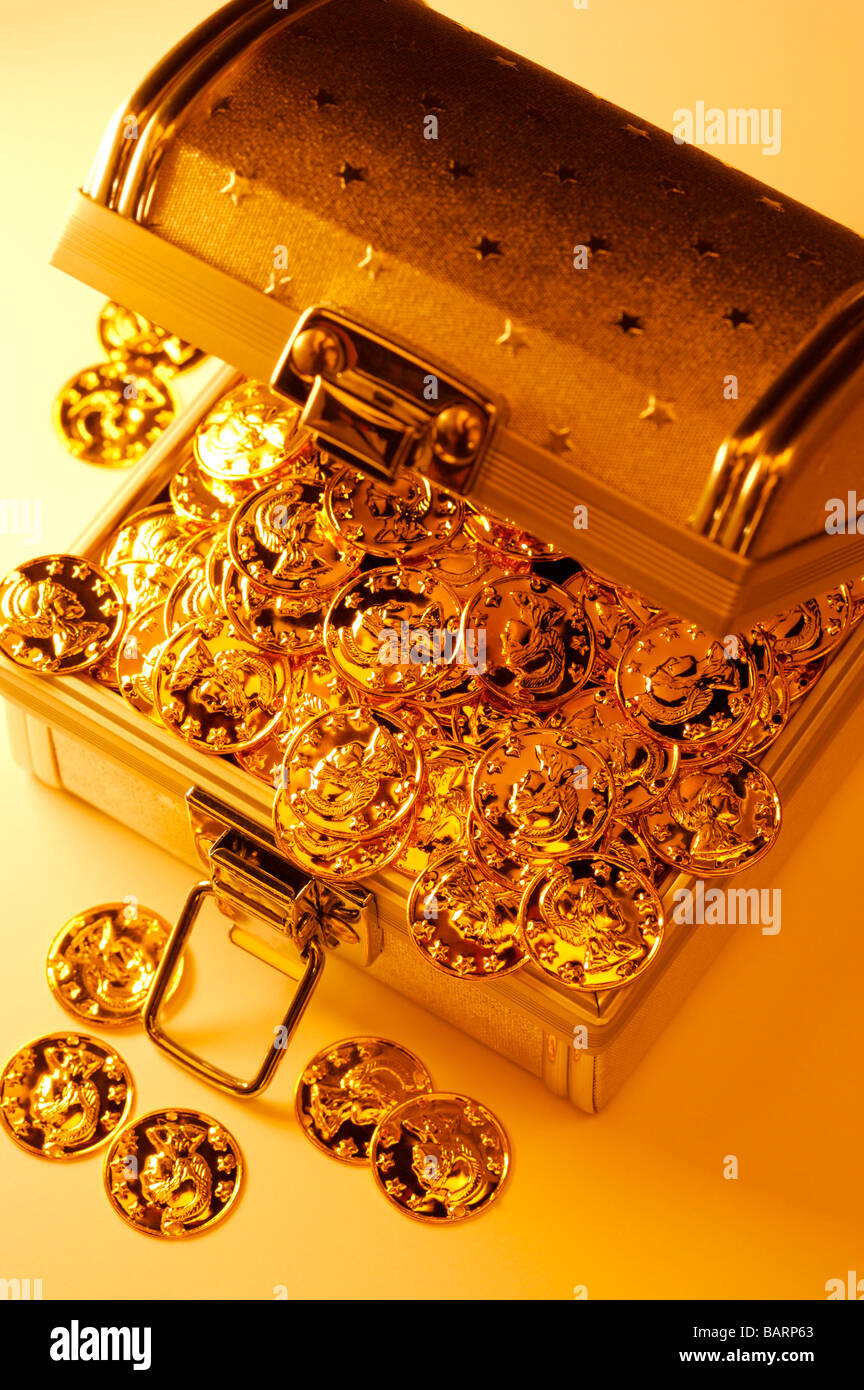 Jewelry in treasure chest Stock Photo - Alamy