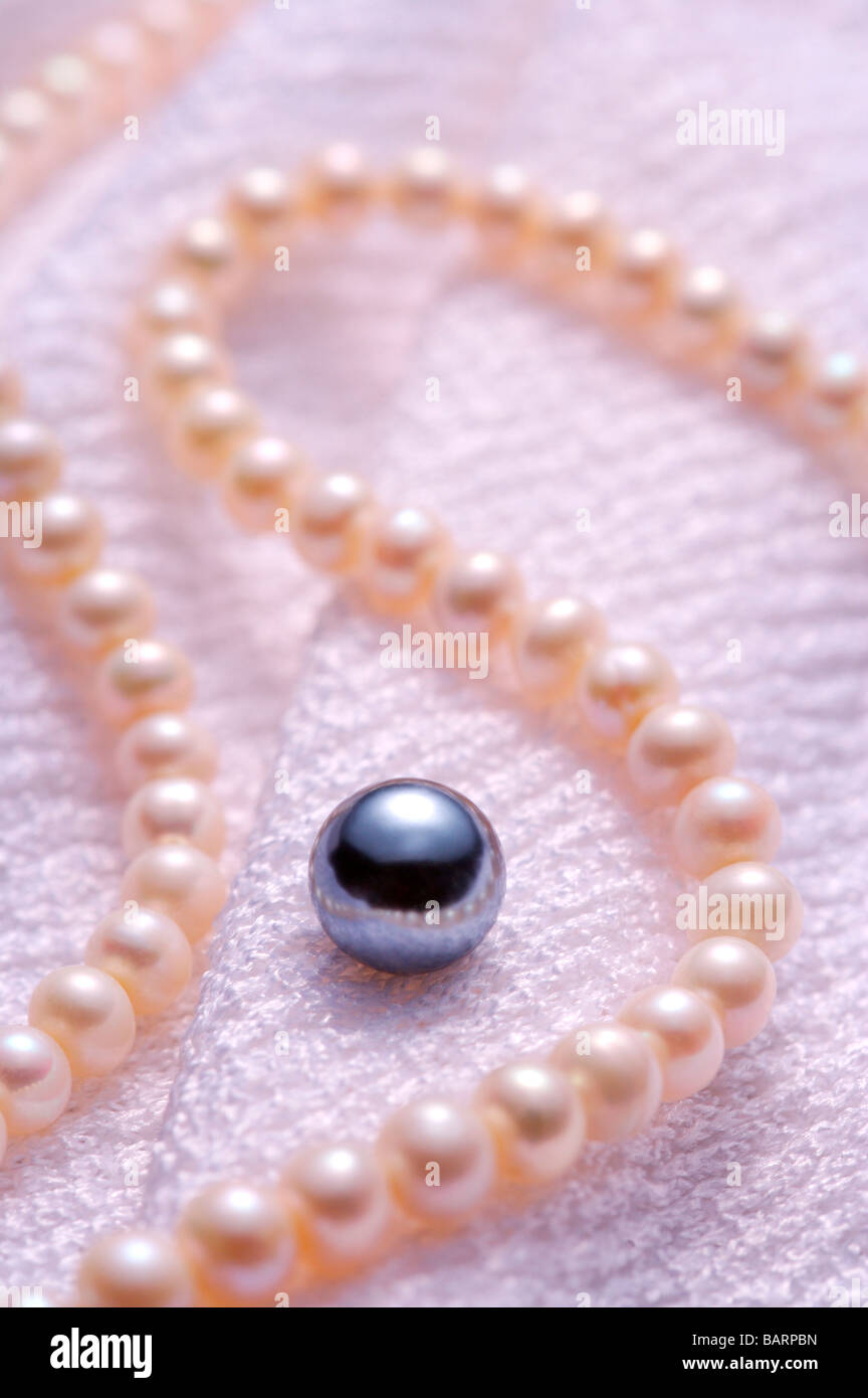 Pearl necklace and a single pearl close up Stock Photo - Alamy