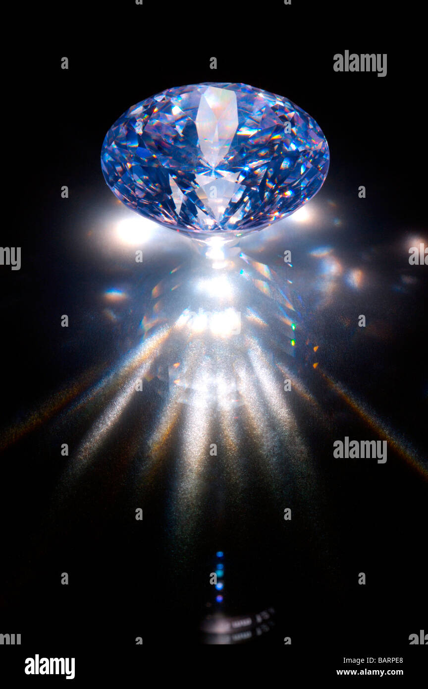 Diamond emitting light spectrum close up Stock Photo - Alamy