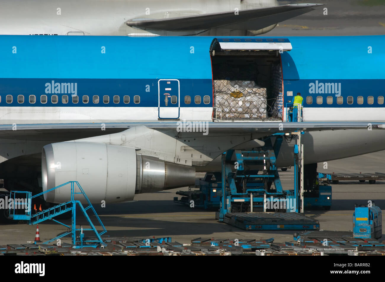 Load cargo airplane hi-res stock photography and images - Alamy