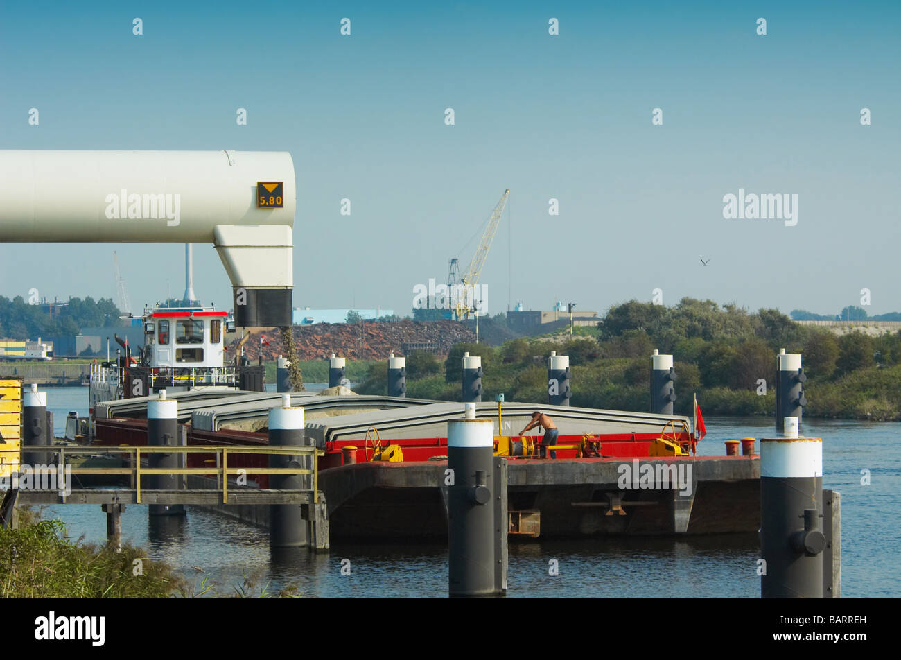 Load cargo ship hi-res stock photography and images - Alamy