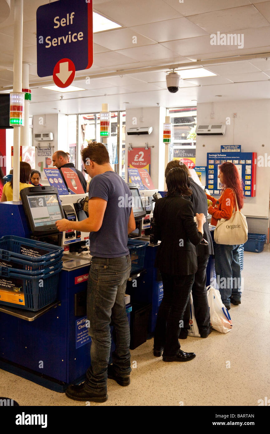 checkout counter, Tesco metro supermarket, Covent Garden, London ...
