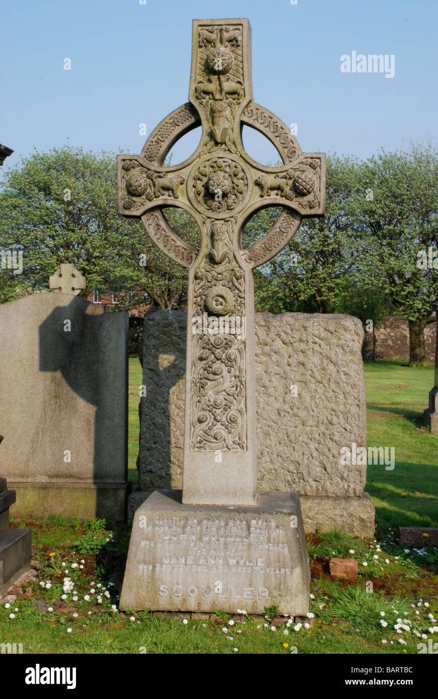 Celtic cross gravestone in Glasgow Necropolis Stock Photo - Alamy