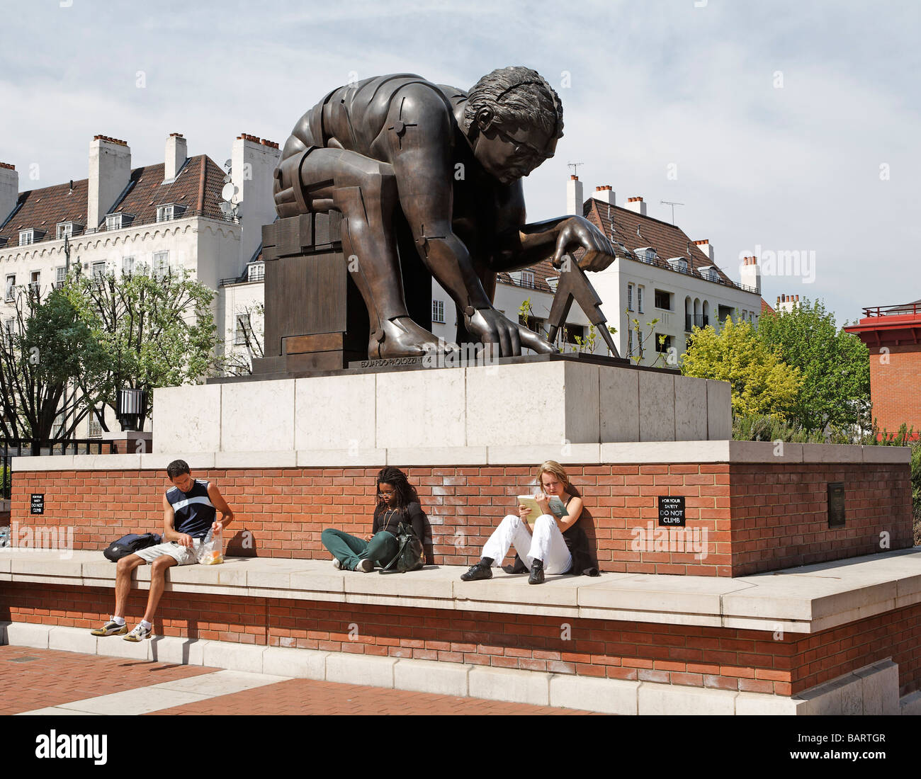 Newton statue by Eduardo Paolozzi, Britsih Library, London, England ...