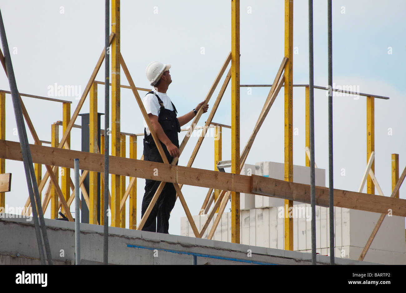 construction workers building a house Stock Photo - Alamy
