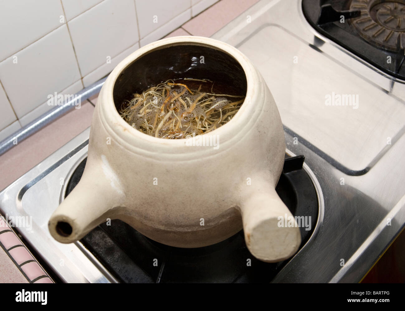 Boil chinese medicine hi-res stock photography and images - Alamy