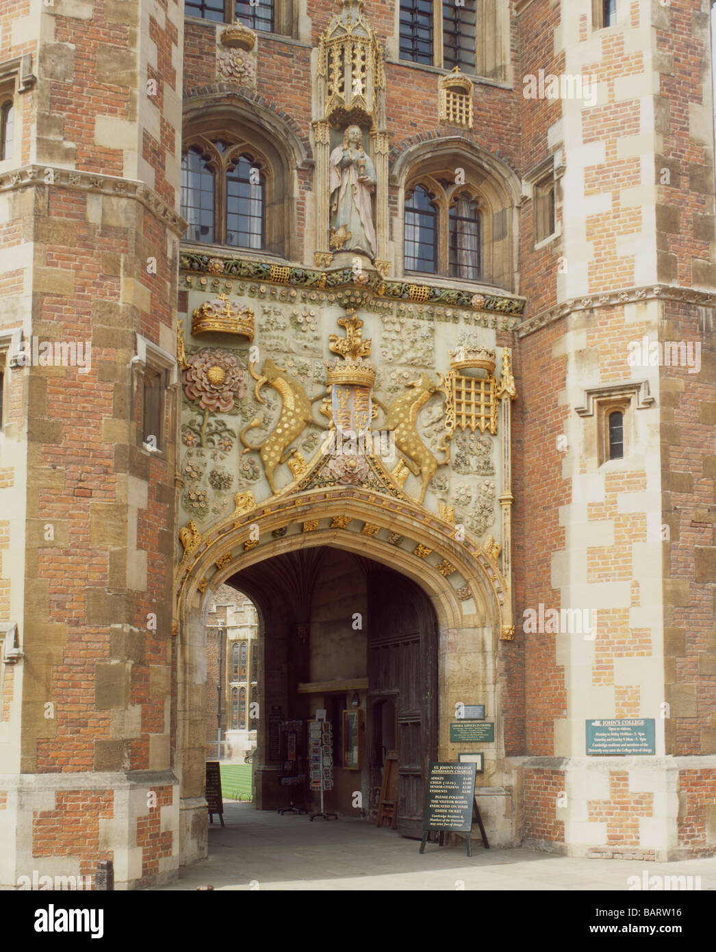 College gate hi-res stock photography and images - Alamy