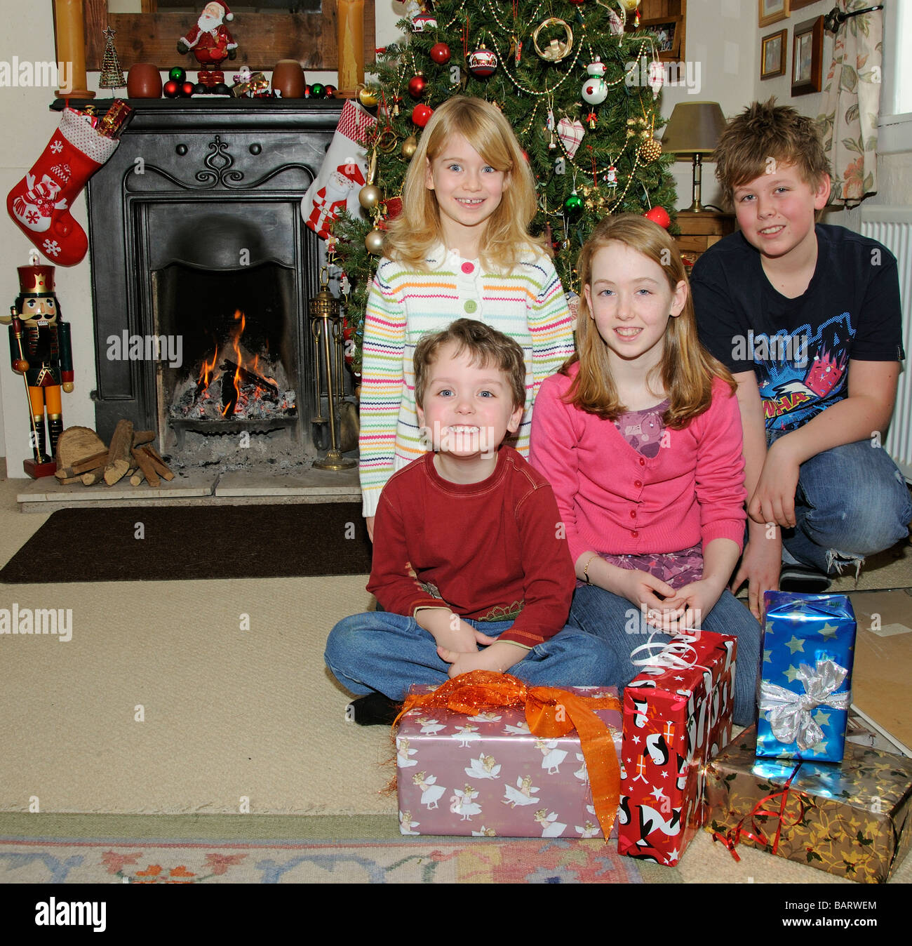 Children around christmas tree hi-res stock photography and images - Alamy