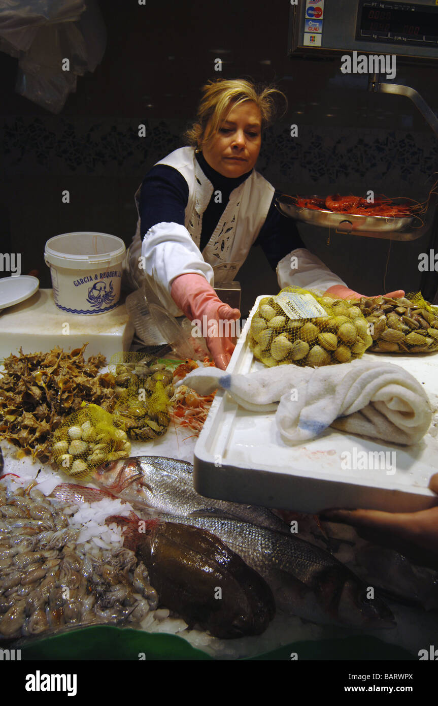 Fresh seafood vendor hi-res stock photography and images - Alamy