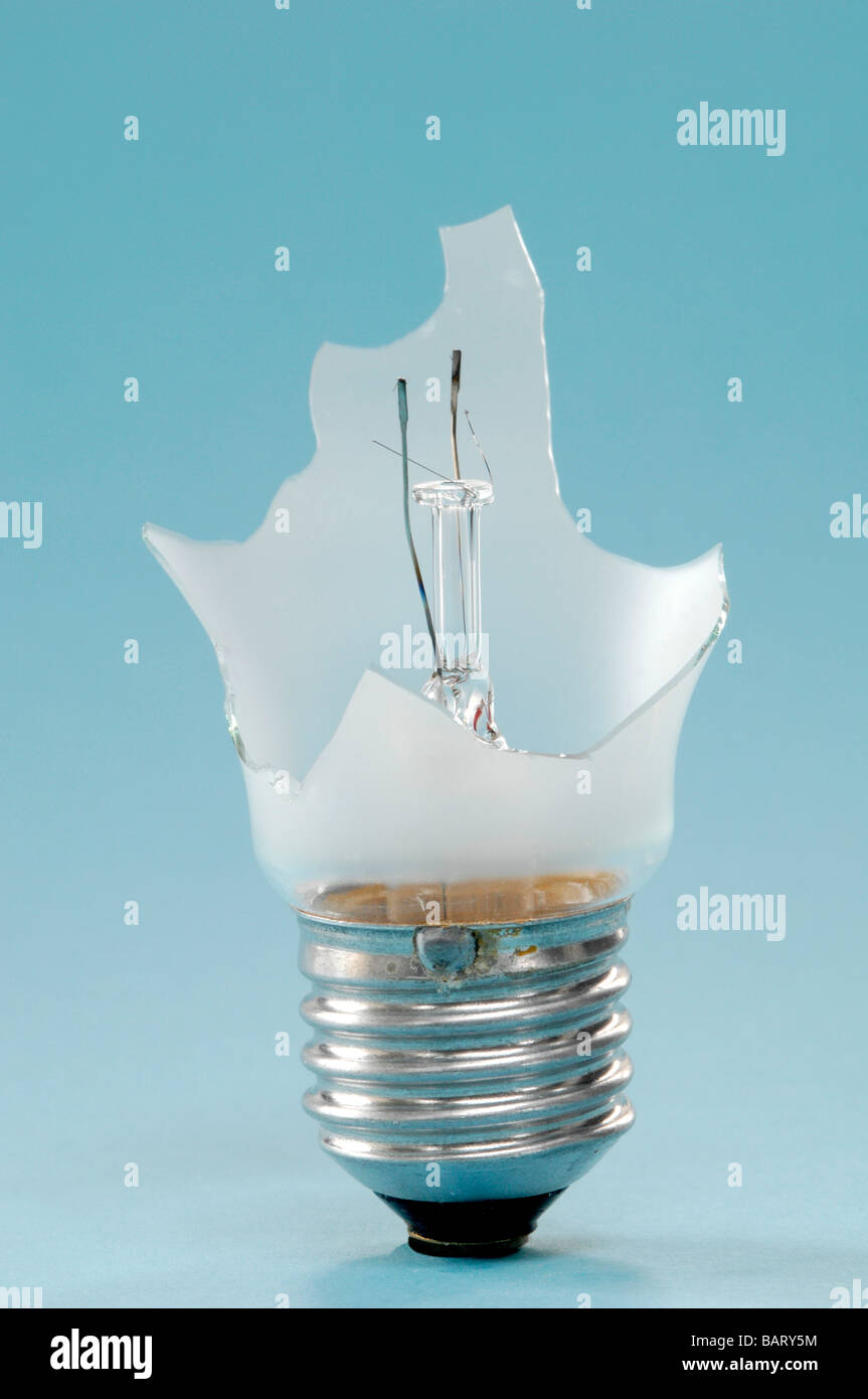 Broken light bulb, close-up Stock Photo - Alamy