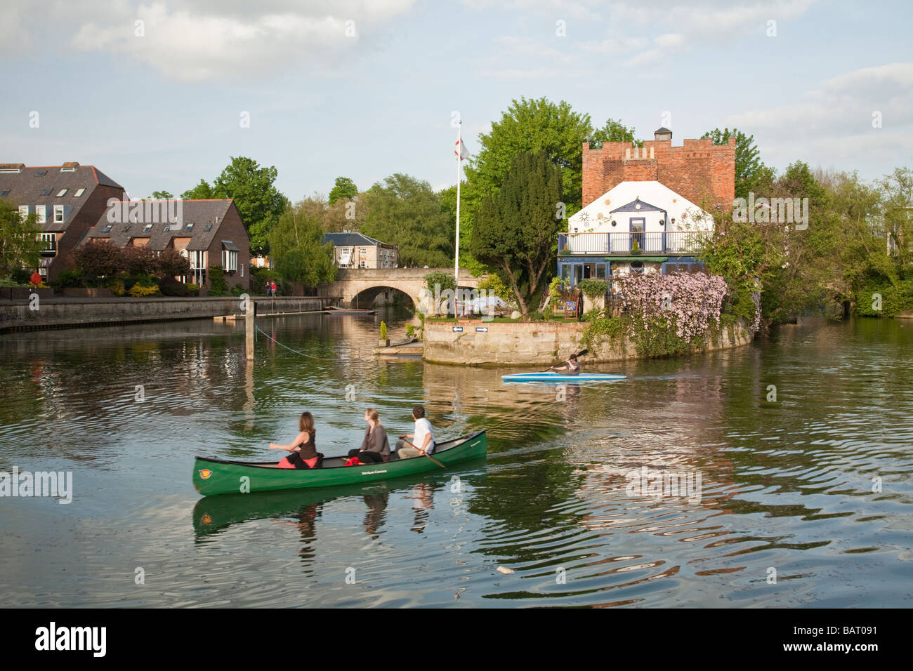 Canoes on the River Thames in front of The Head of the River Pub in ...