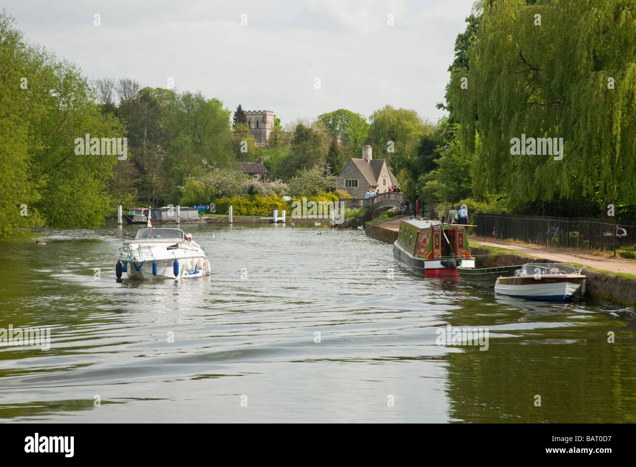 River Thames in Oxford looking towards Iffley Lock and footbridge ...