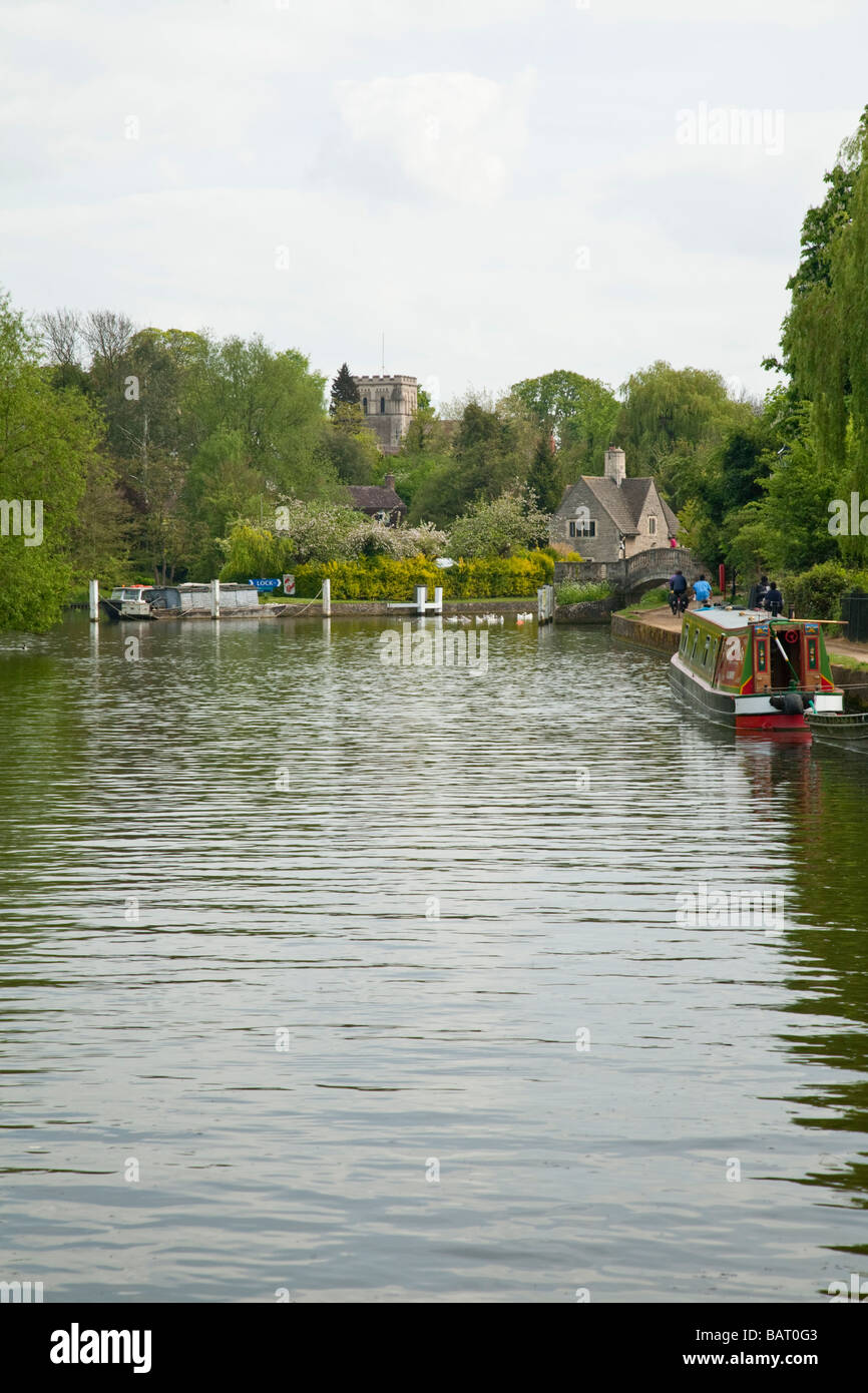 River Thames in Oxford looking towards Iffley Lock and footbridge ...