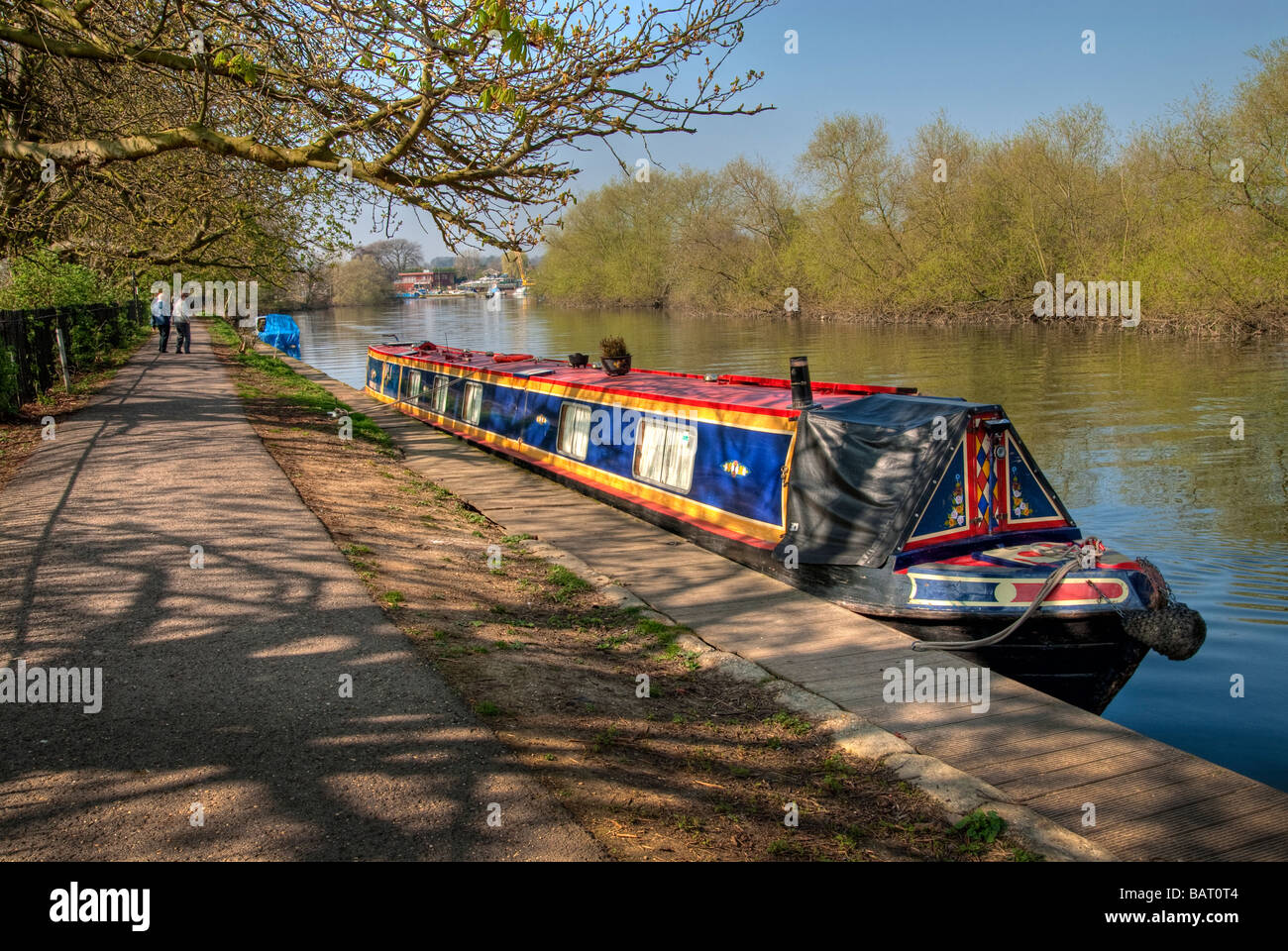 Houseboat and walkers by the towpath on the Thames at Reading Kings ...