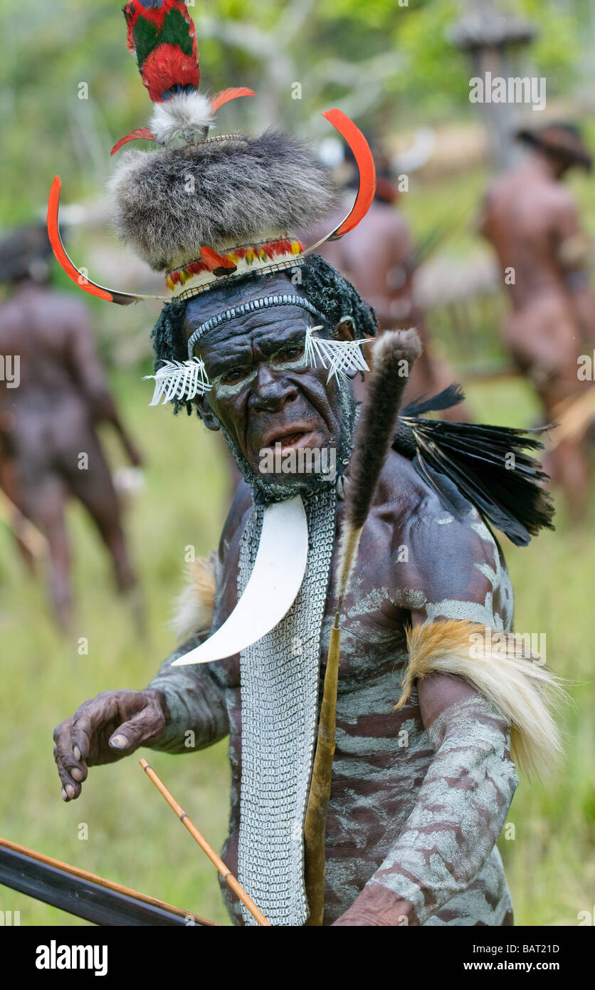 Hunter arrow bow papua new hi-res stock photography and images - Alamy