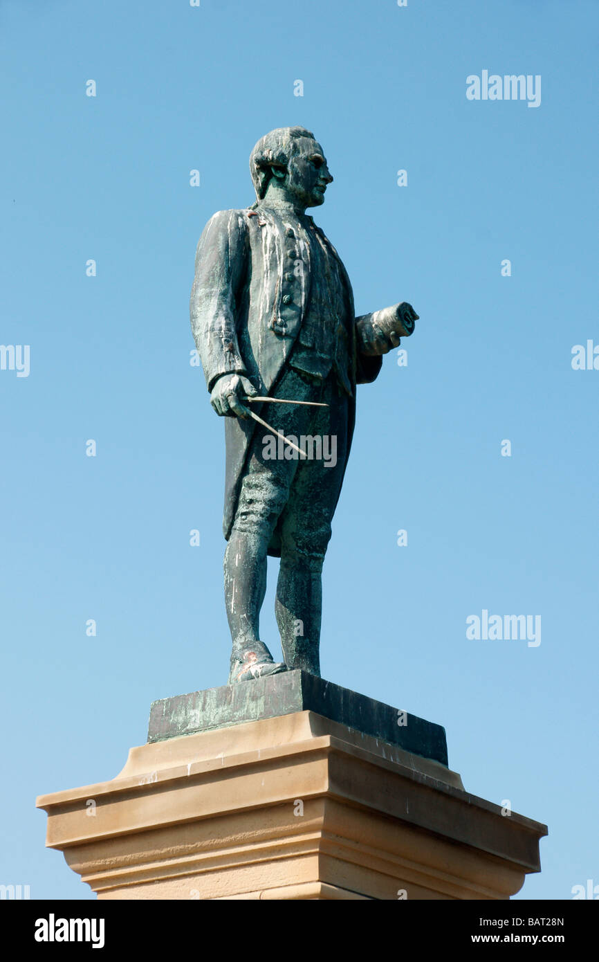 Captain cook statue whitby hi-res stock photography and images - Alamy