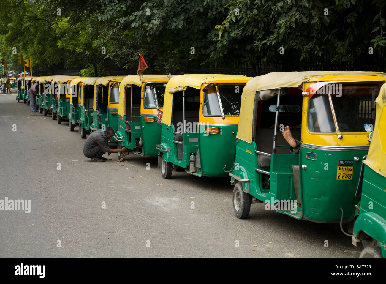 India delhi trishaw rickshaw road hi-res stock photography and images ...