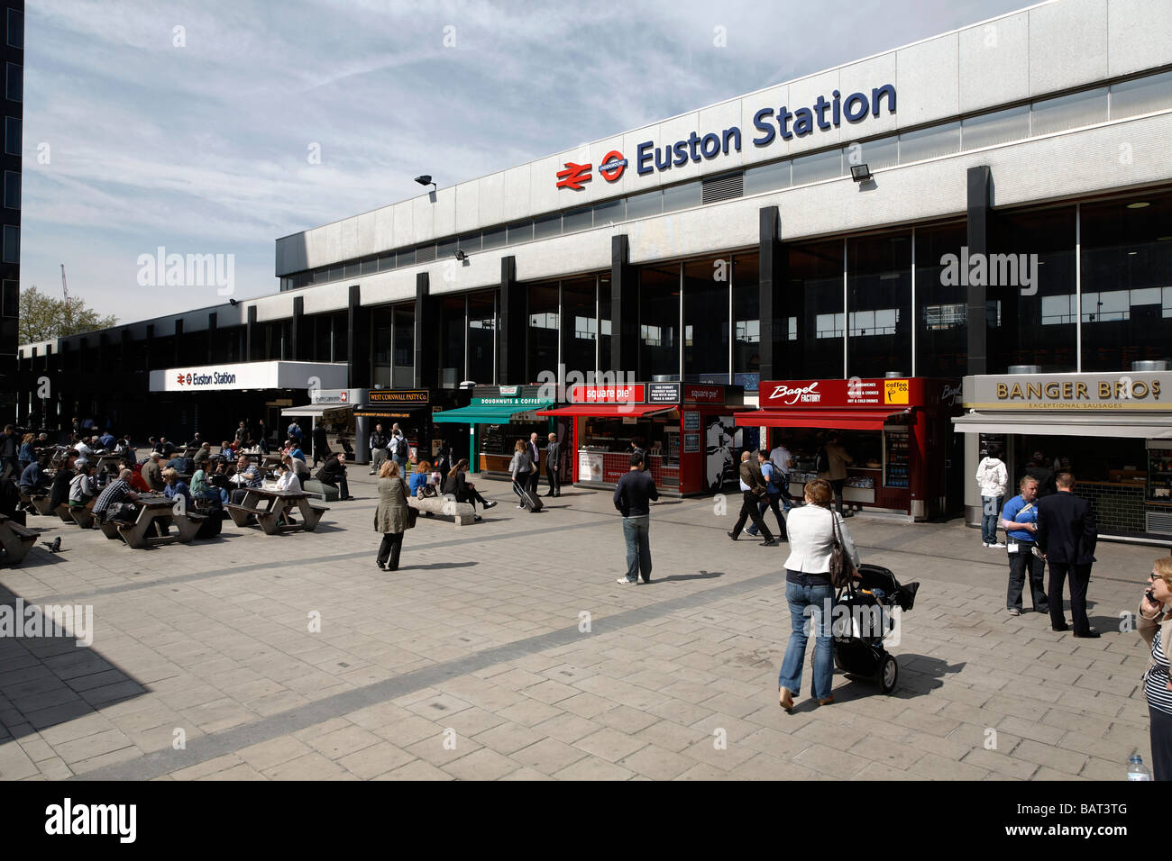 Euston rail station hi-res stock photography and images - Alamy