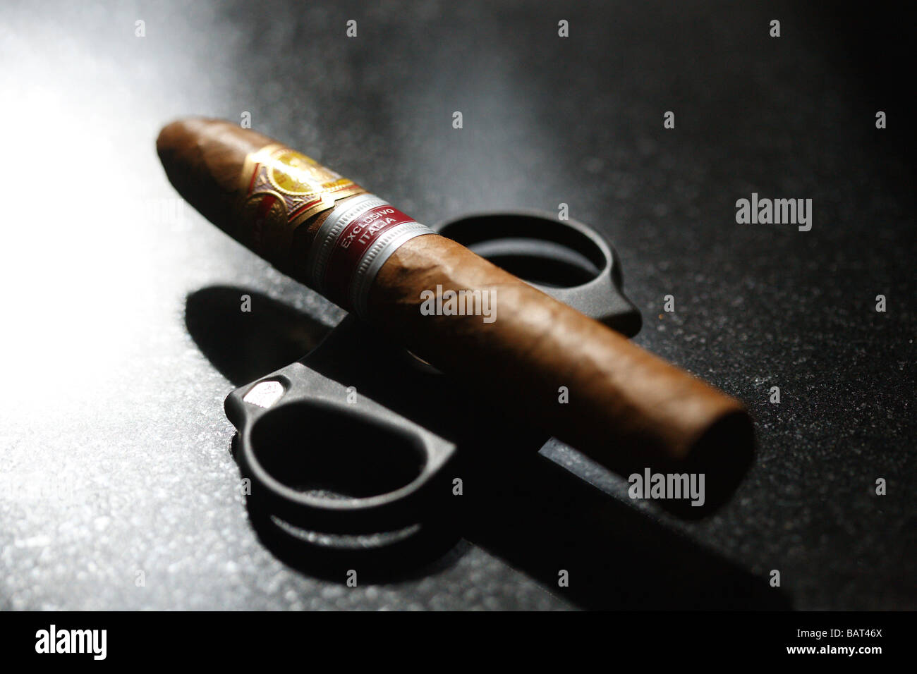 Cuban cigar with cutter Stock Photo - Alamy