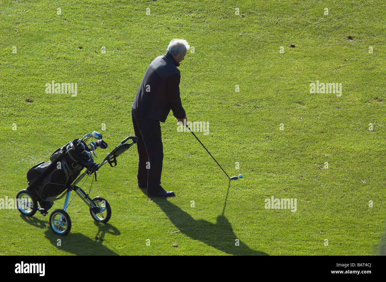 Senior man playing golf hi-res stock photography and images - Alamy