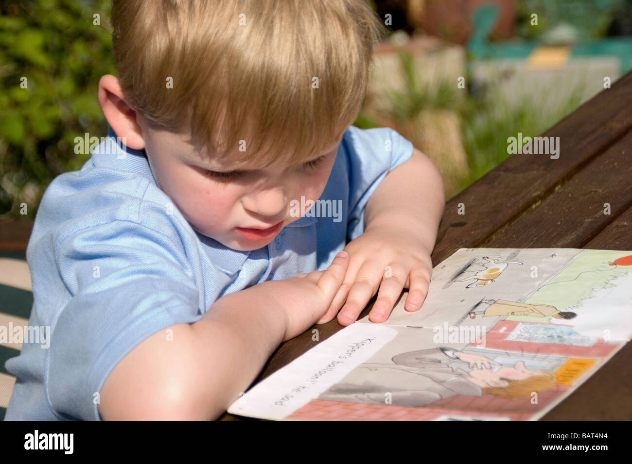 child learning to read Stock Photo - Alamy