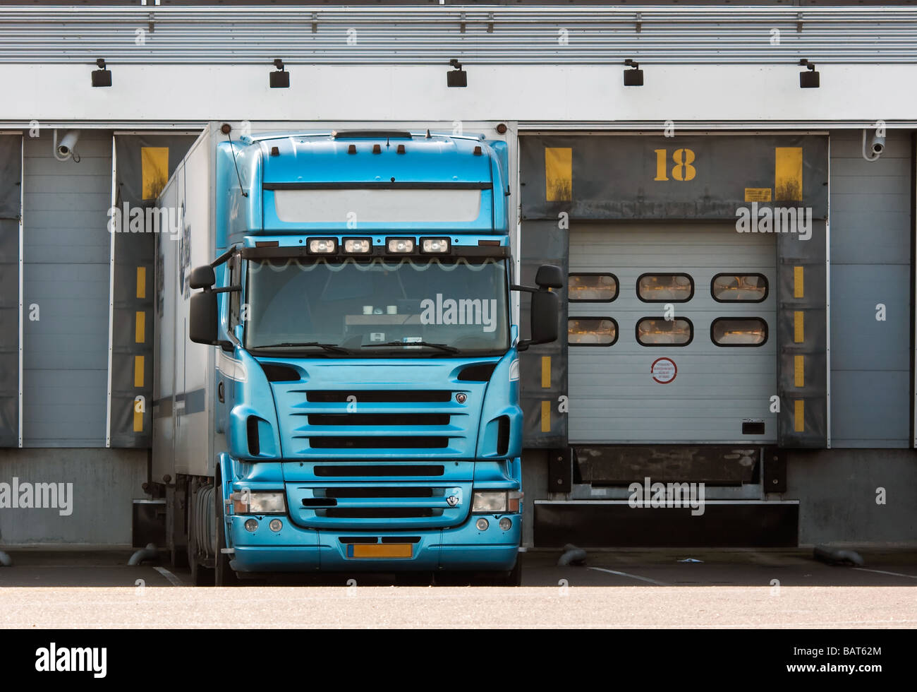 Truck parked loading dock hi-res stock photography and images - Alamy