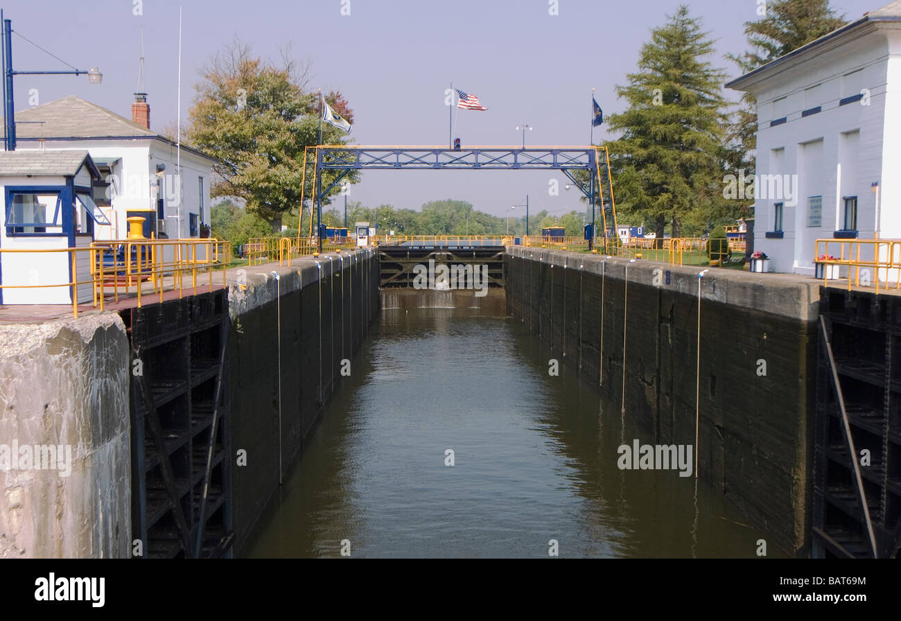 Empty canal lock hi-res stock photography and images - Alamy