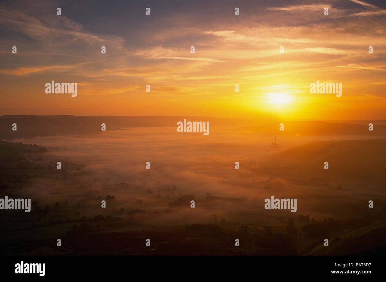 Sunrise in the Hope Valley from Mam tor in the Peak District Stock ...
