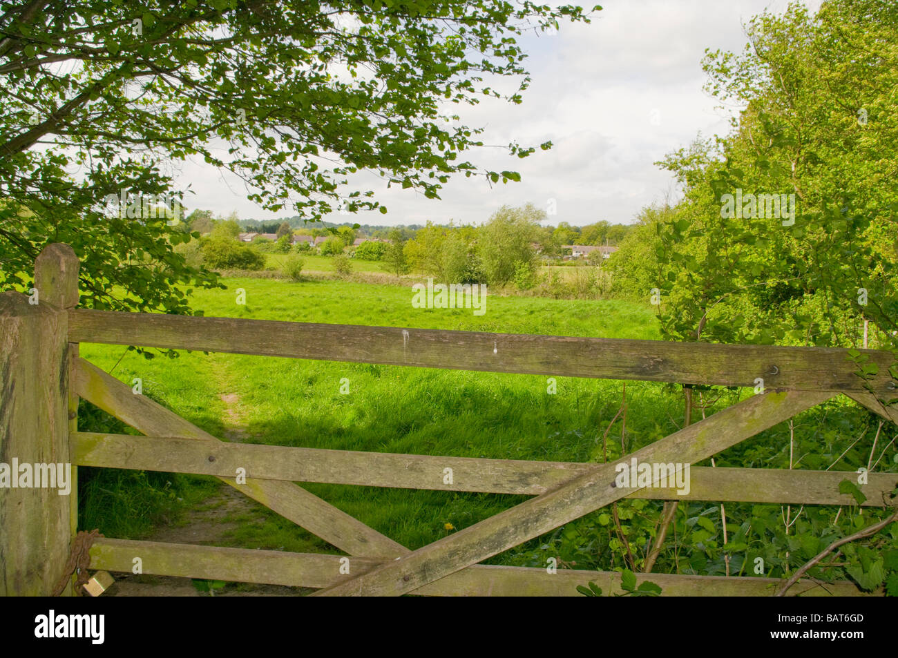 Wooden gate grass hi-res stock photography and images - Alamy