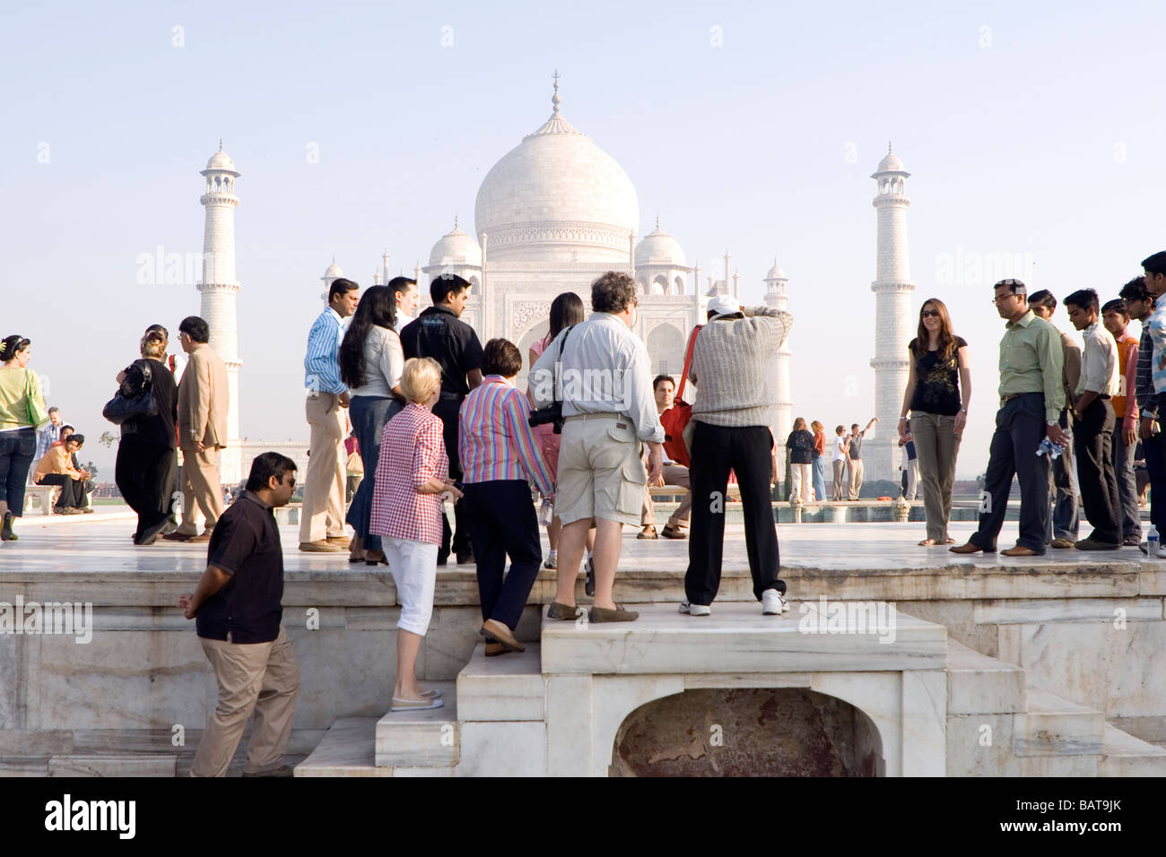 India taj mahal tourists photographing india hi-res stock photography ...