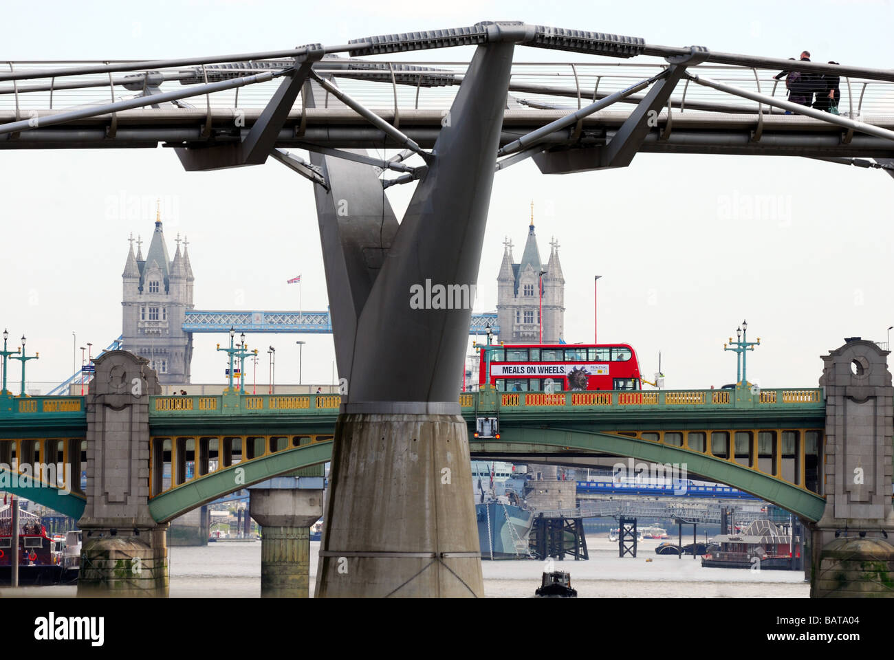 Millenium bridge thames hi-res stock photography and images - Alamy