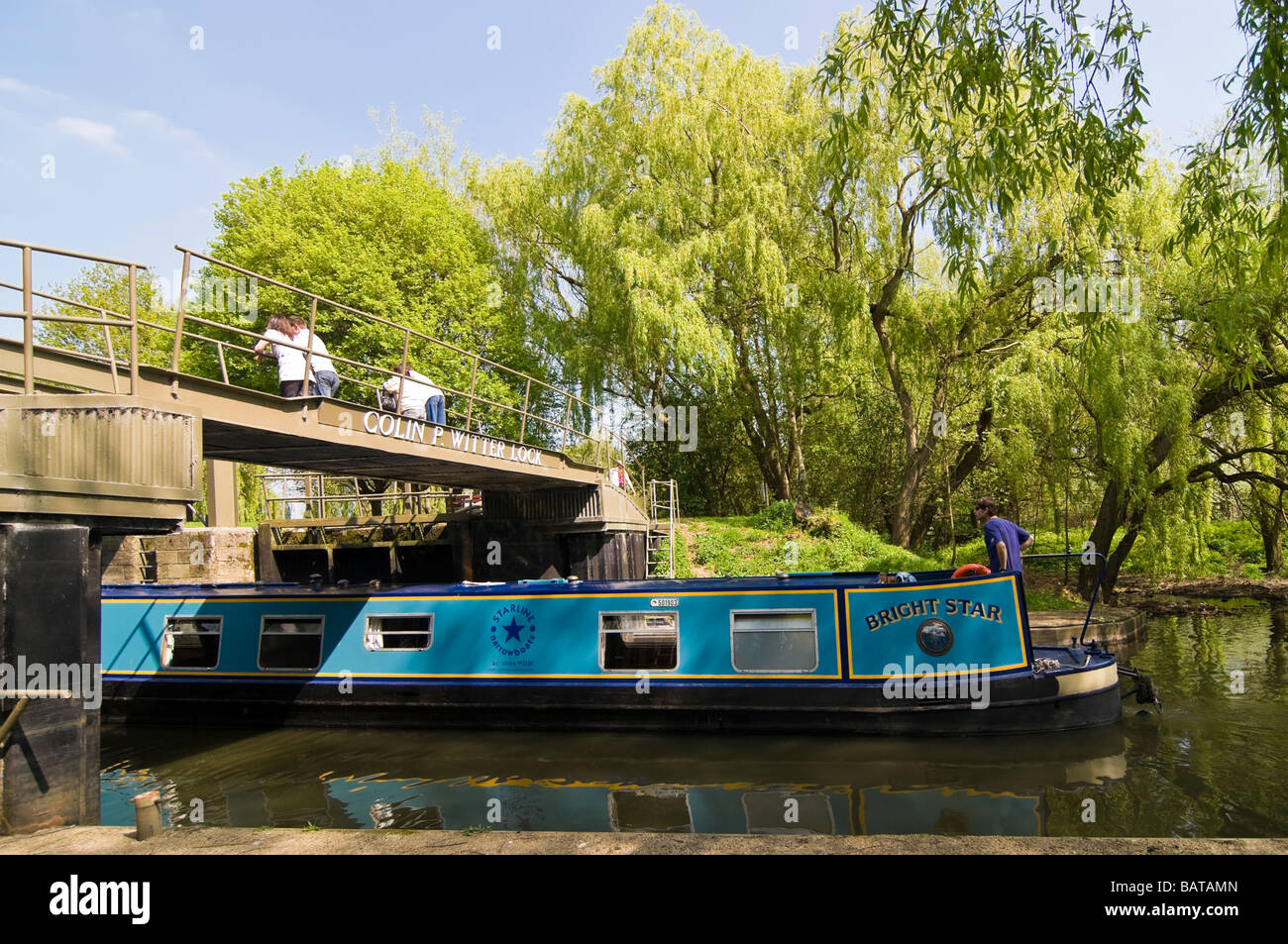 Empty lock chamber hi-res stock photography and images - Alamy