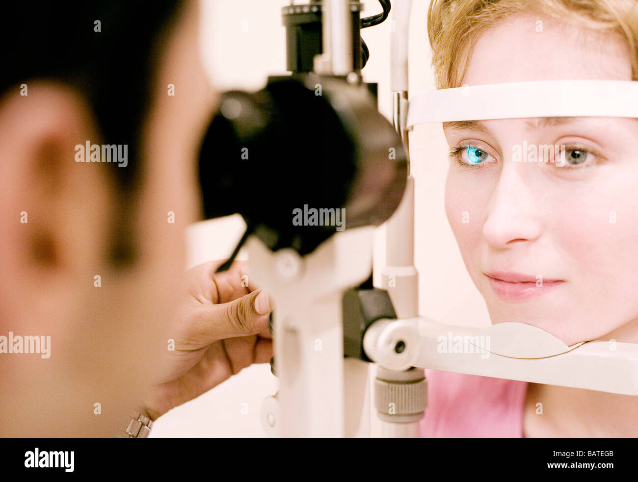 Eye examination. Optician using a slit lamp to examine the health of a woman's eyes Stock Photo ...