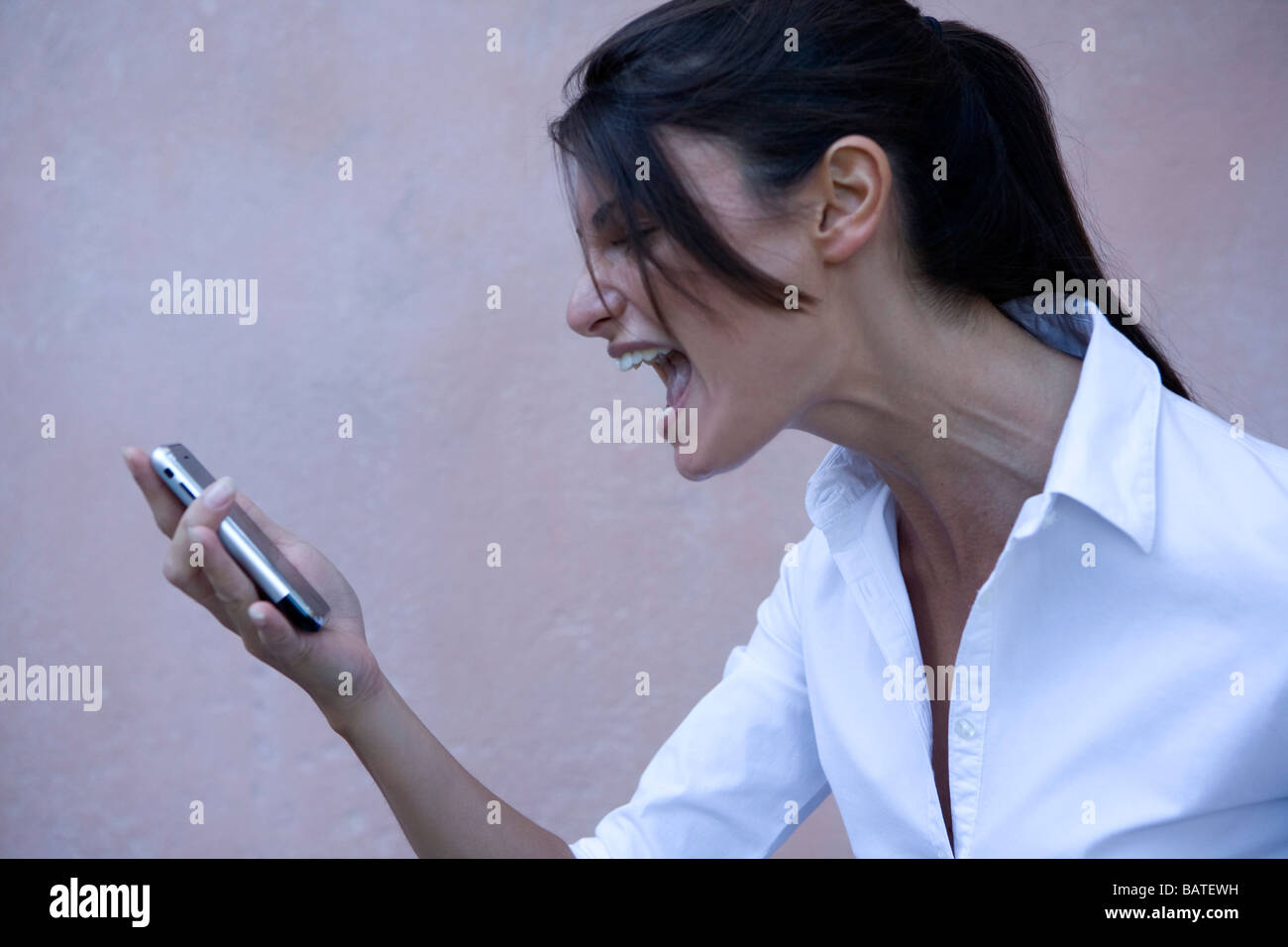 woman screaming in to the mobile phone Stock Photo - Alamy