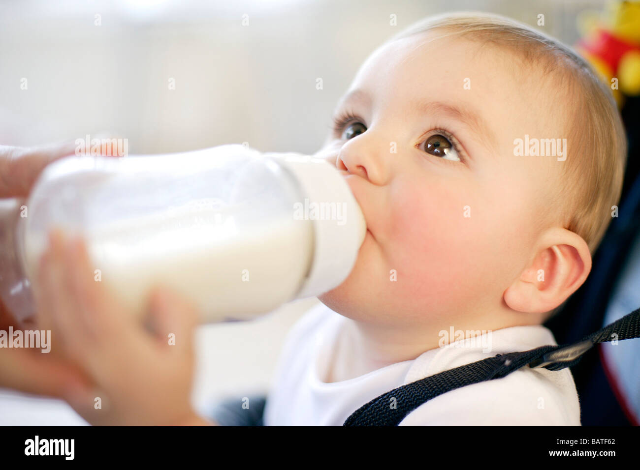 Baby bottle feeding hi-res stock photography and images - Alamy