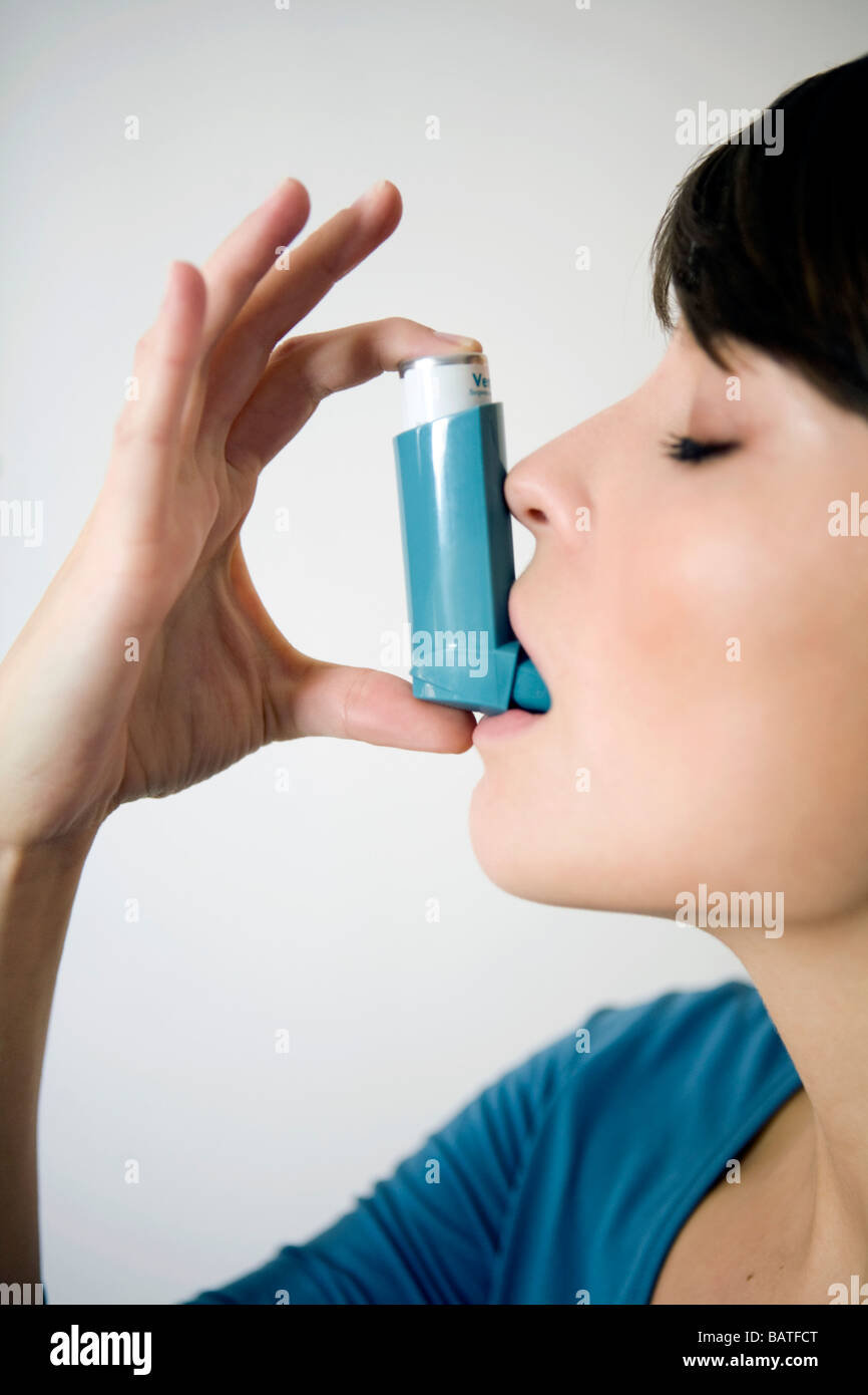 young woman using inhaler Stock Photo - Alamy