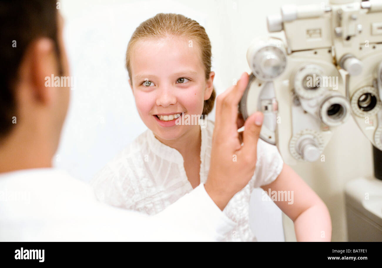 Optician testing eyes lenses hi-res stock photography and images - Alamy