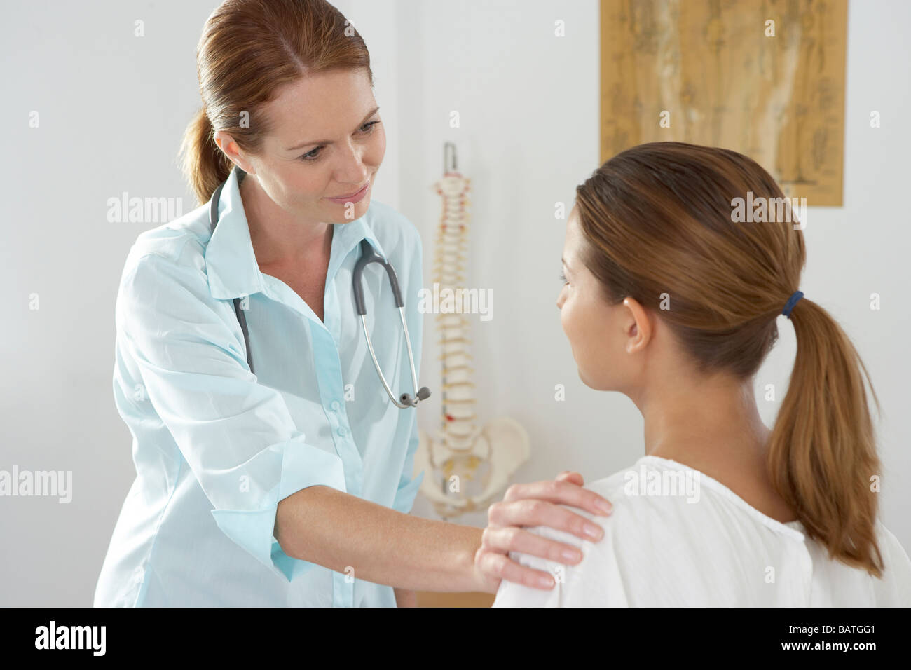 Chiropractor and patient Stock Photo - Alamy