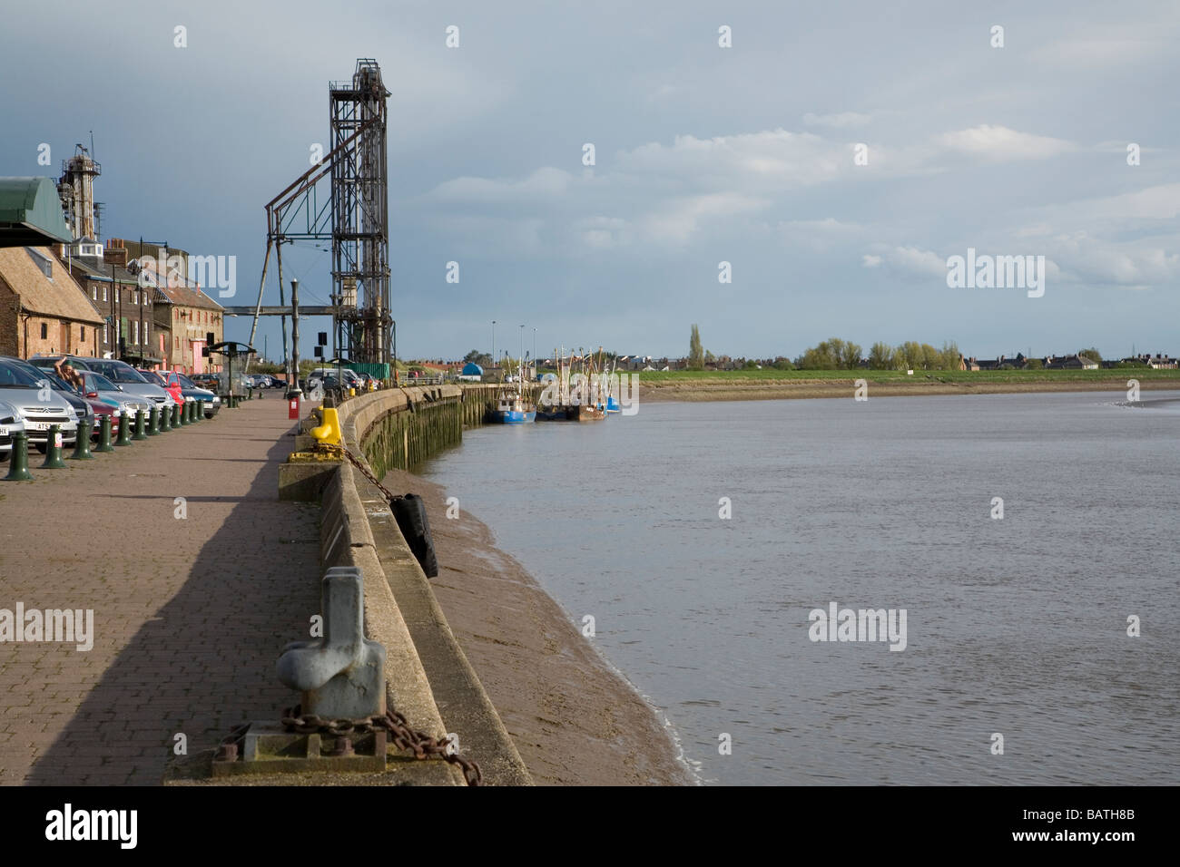 Quayside at king s Lynn showing the unloading gantry Stock Photo - Alamy
