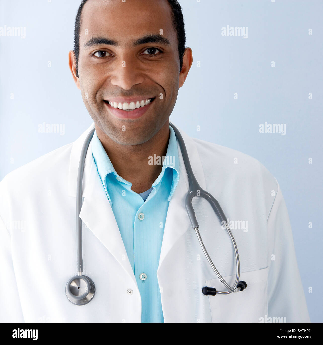 Man with camera round his neck hi-res stock photography and images - Alamy